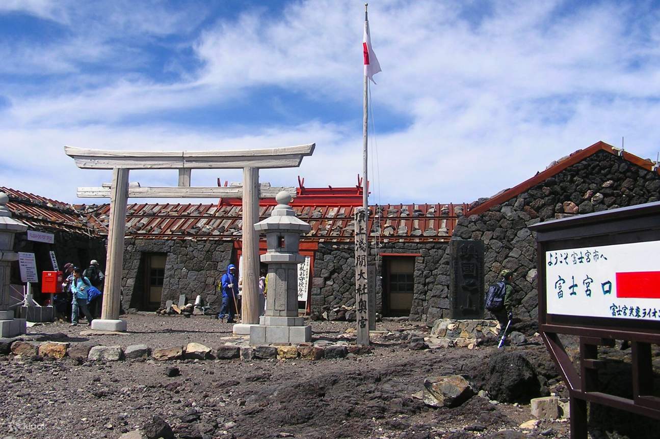Mt. Fuji Yoshida Trail/Fujinomiya Trail 2-Day Hiking Tour (From Nagoya ...