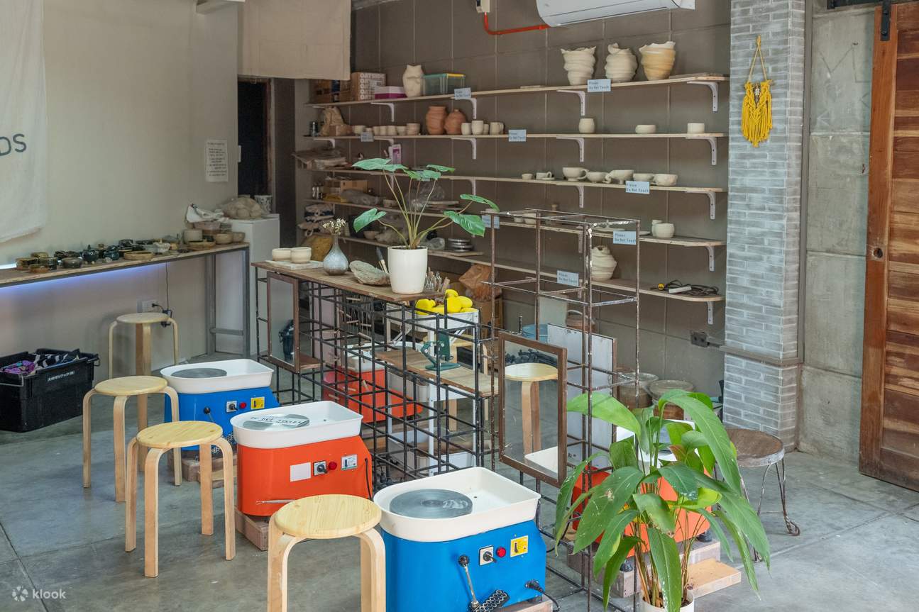 Xưởng gốm tại La Union của Putik Friends Pottery Studio & Cafe - Klook ...