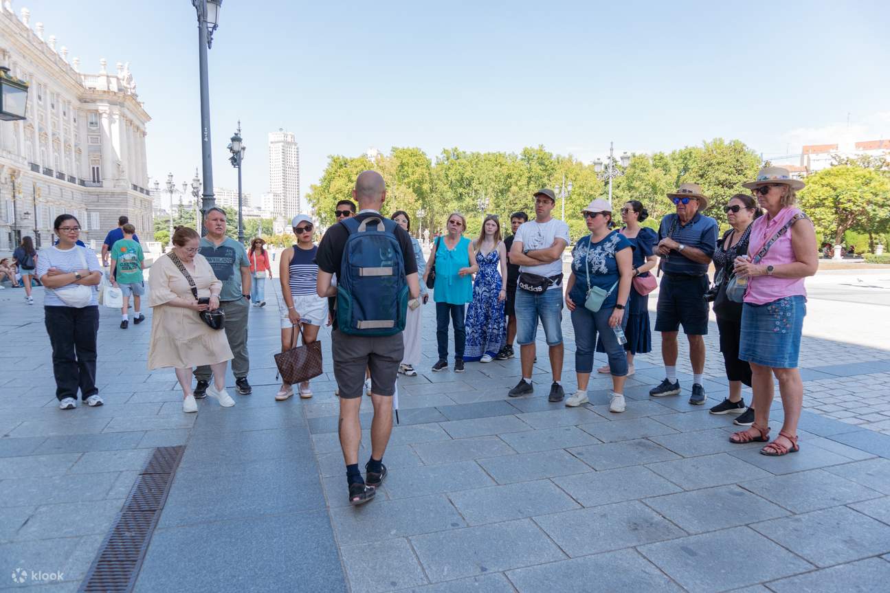 Explore el Palacio Real de Madrid en una visita guiada a pie por la ...