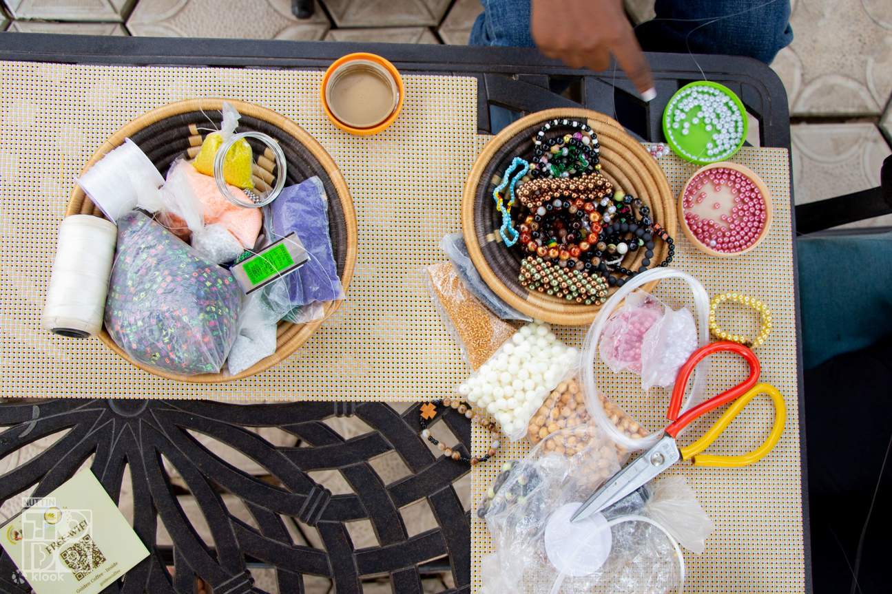 Pengalaman Membuat Manik-manik Tradisional - Klook Indonesia