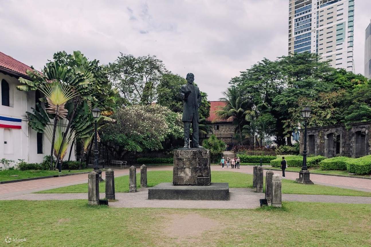 Alami yang Terbaik dari Kedua-dua Dunia: Lawatan Sehari Bandar Manila ...