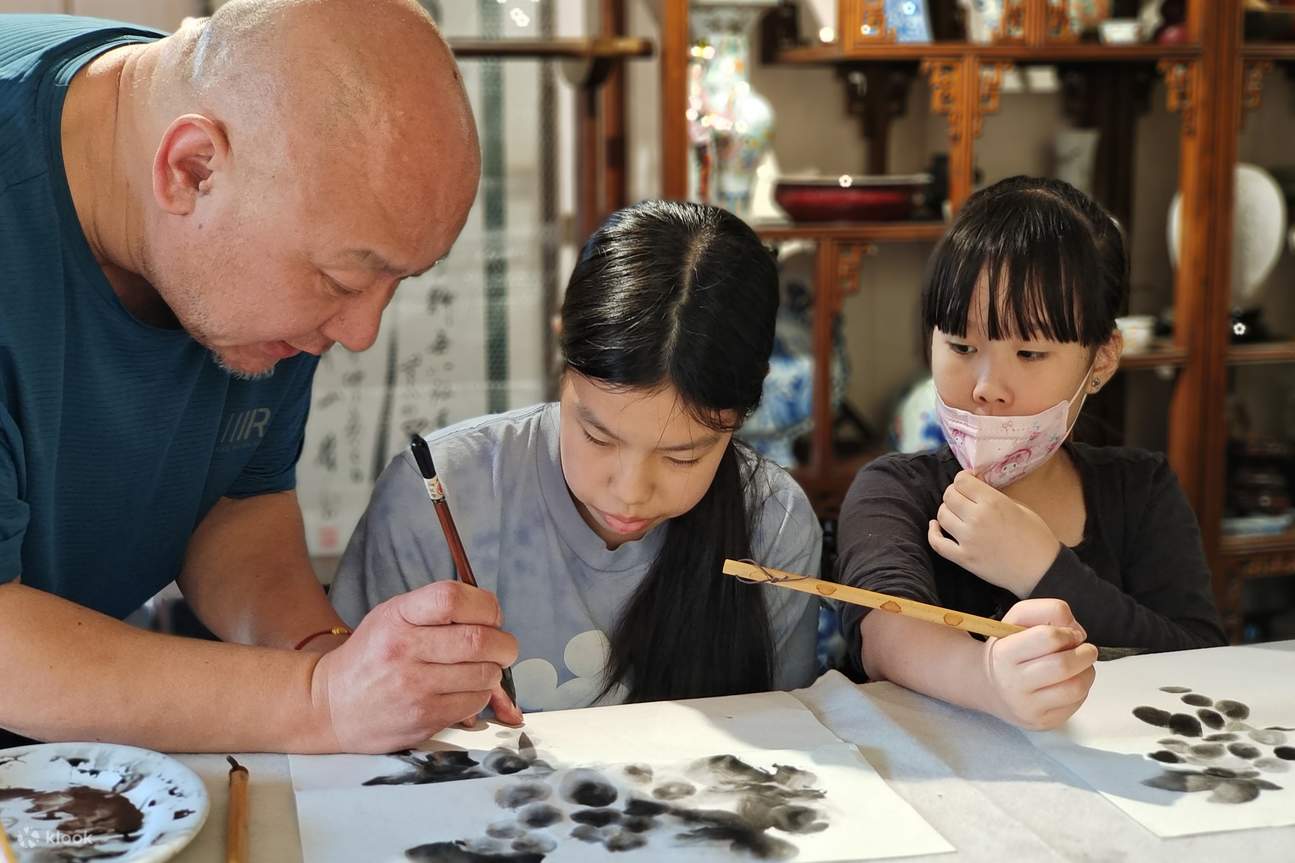 Experience the traditional culture of old Beijing and paint fans next ...