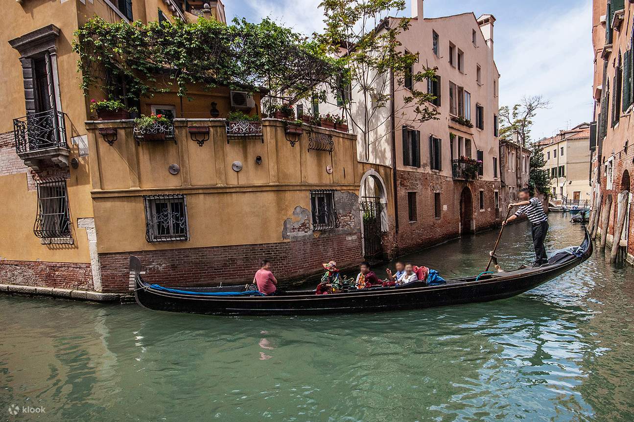 Traditional shared gondola ride in Venice - Klook Singapore