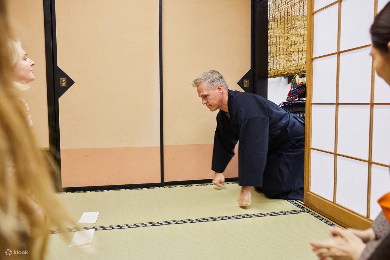Pelajari Zen di kelas membuat teh dan menulis kuas dengan kimono ...