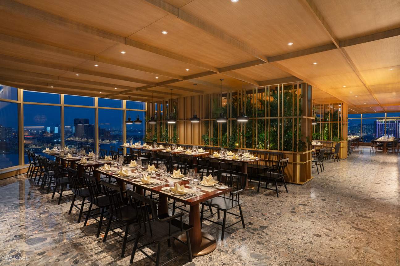 Prasmanan Makanan Laut di L7 West Lake Hanoi by Lotte - Restoran ...