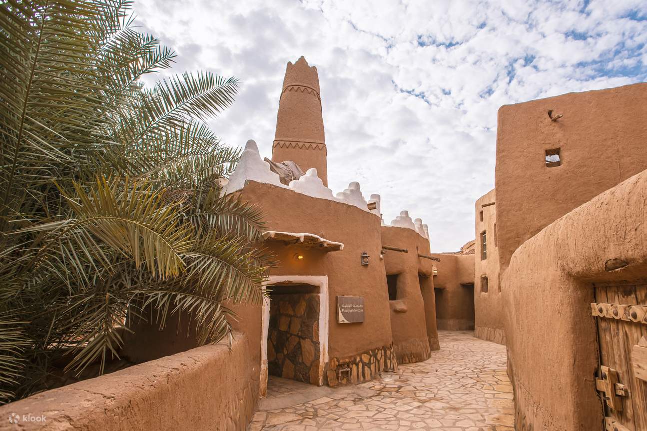 Full Day Tour in Ushaiqer and Al-Qasab - Klook India