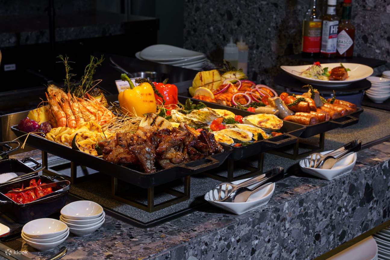 Prasmanan Makanan Laut di L7 West Lake Hanoi by Lotte - Restoran ...