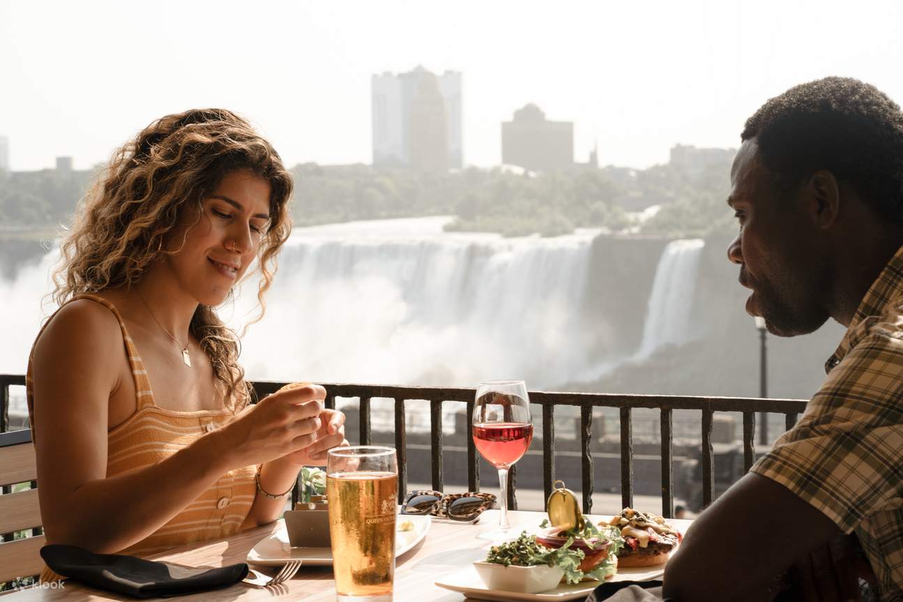 Pencahayaan VIP, Makan Malam dan Bunga Api di Air Terjun Niagara ...