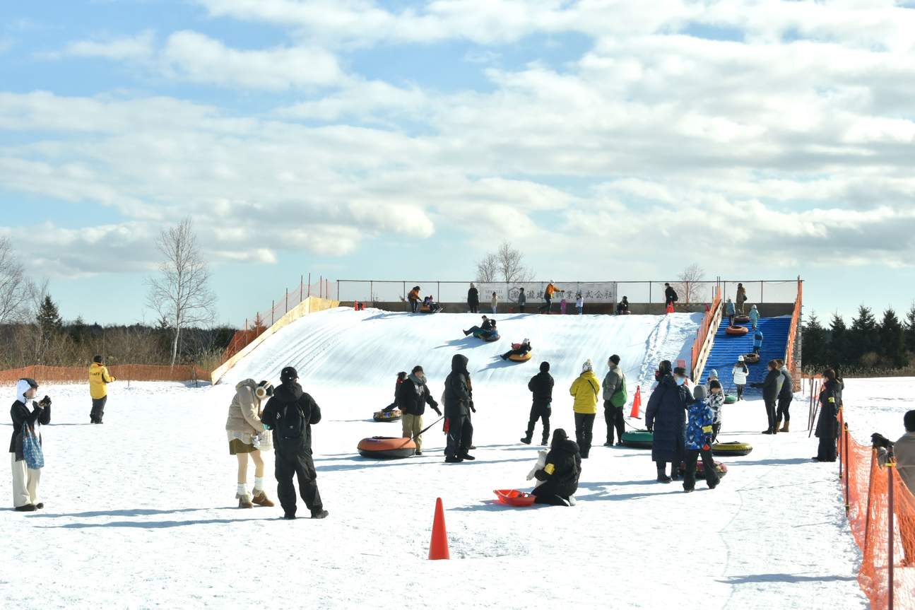 Paglalaro sa Niyebe sa Hokkaido at Pananghalian sa Chitose North Snow ...
