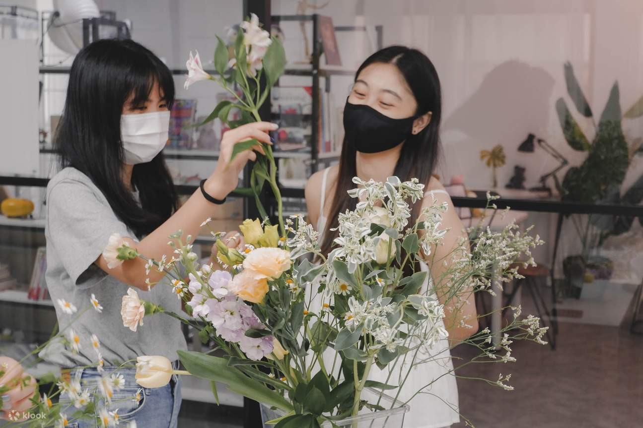 Workshop cắm hoa của The Wallflower Bud - Klook Việt Nam