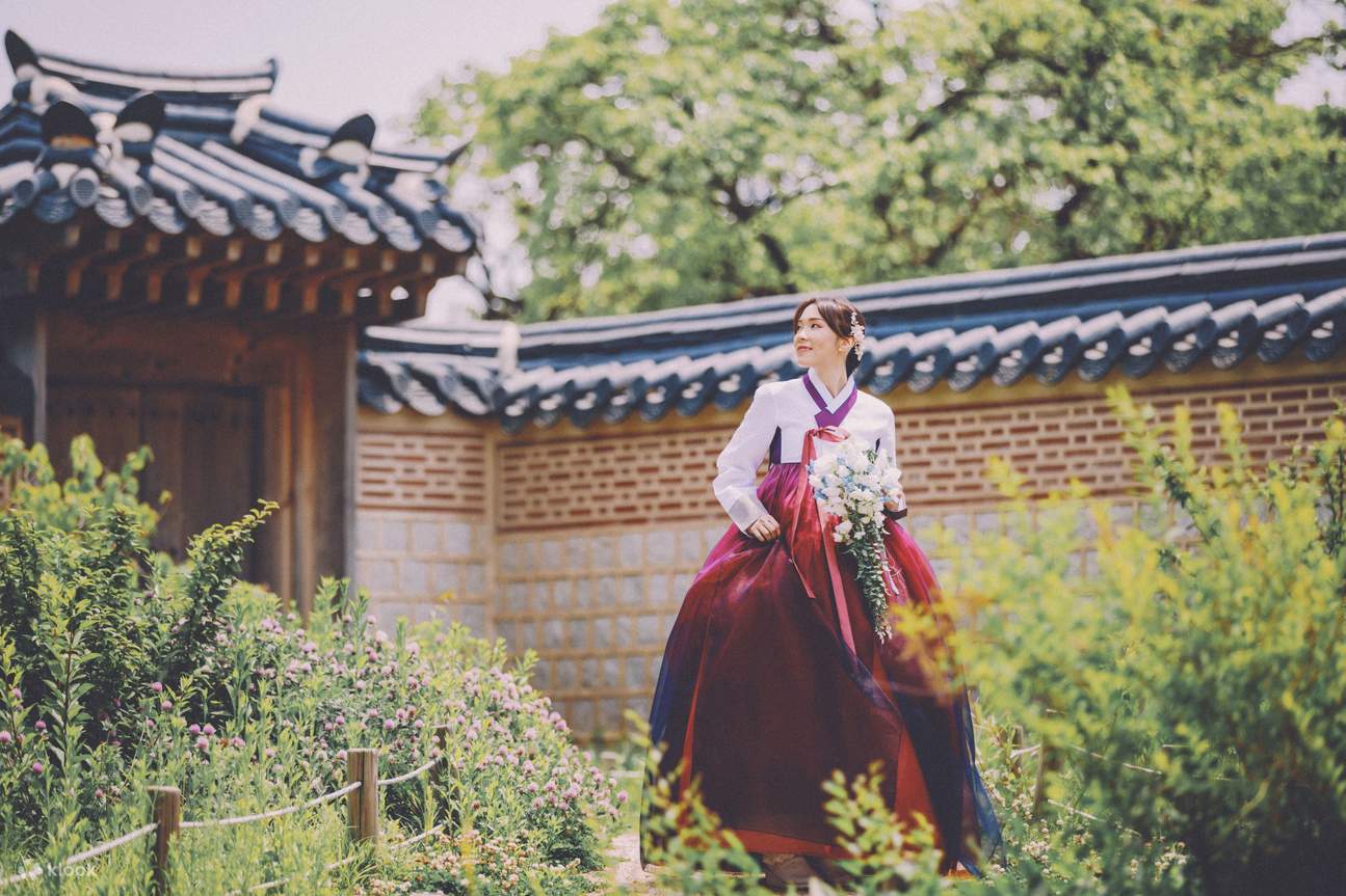 Wearing hanbok, with a professional photographer at Gyeongbokgung ...