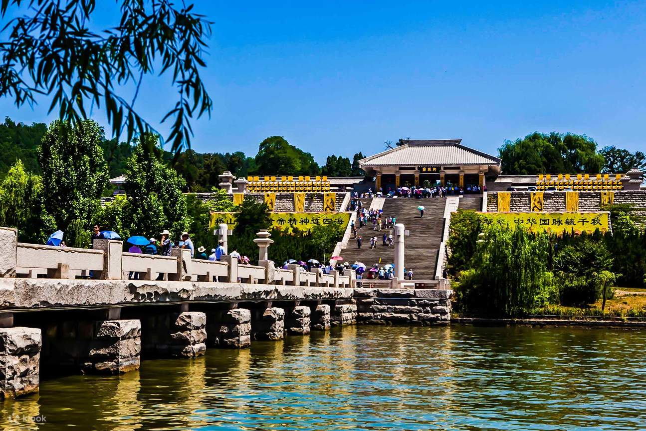 Private Day Tour to Hukou Waterfall and Mausoleum of the Yellow Emperor ...