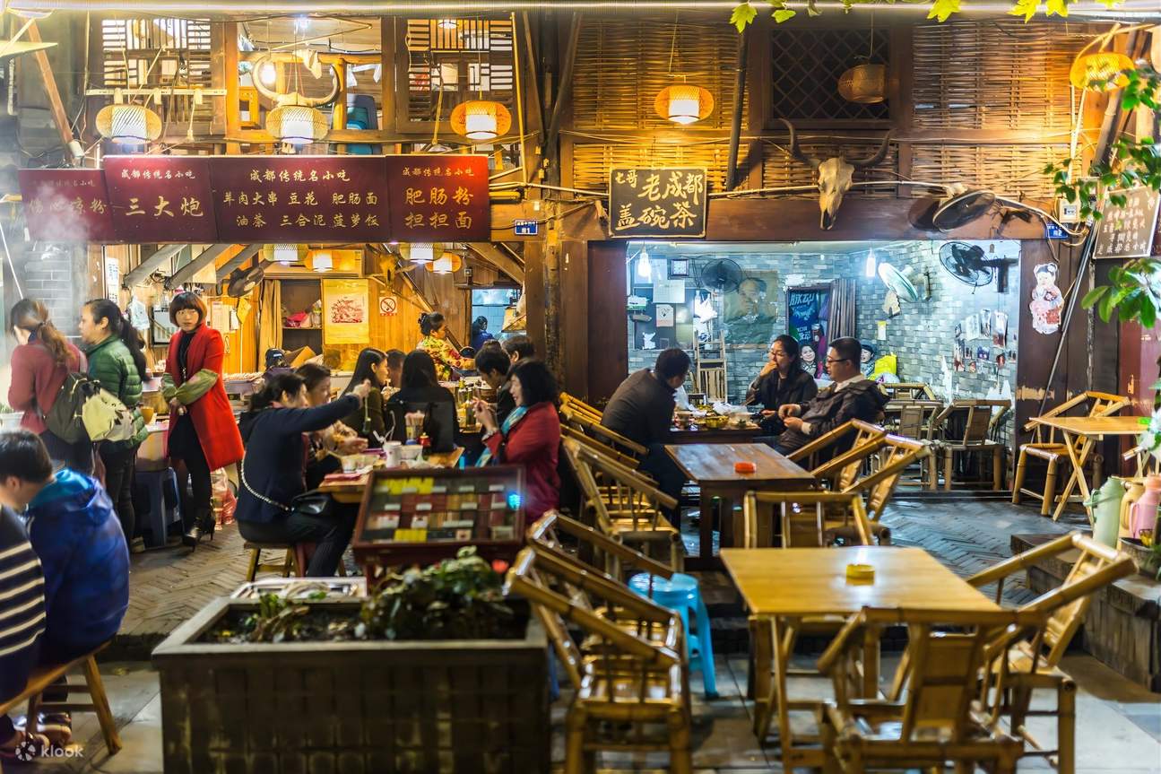 Chengdu City: Pangkalan Panda Gergasi + Kuil Wuhou + Jalan Purba Jinli ...