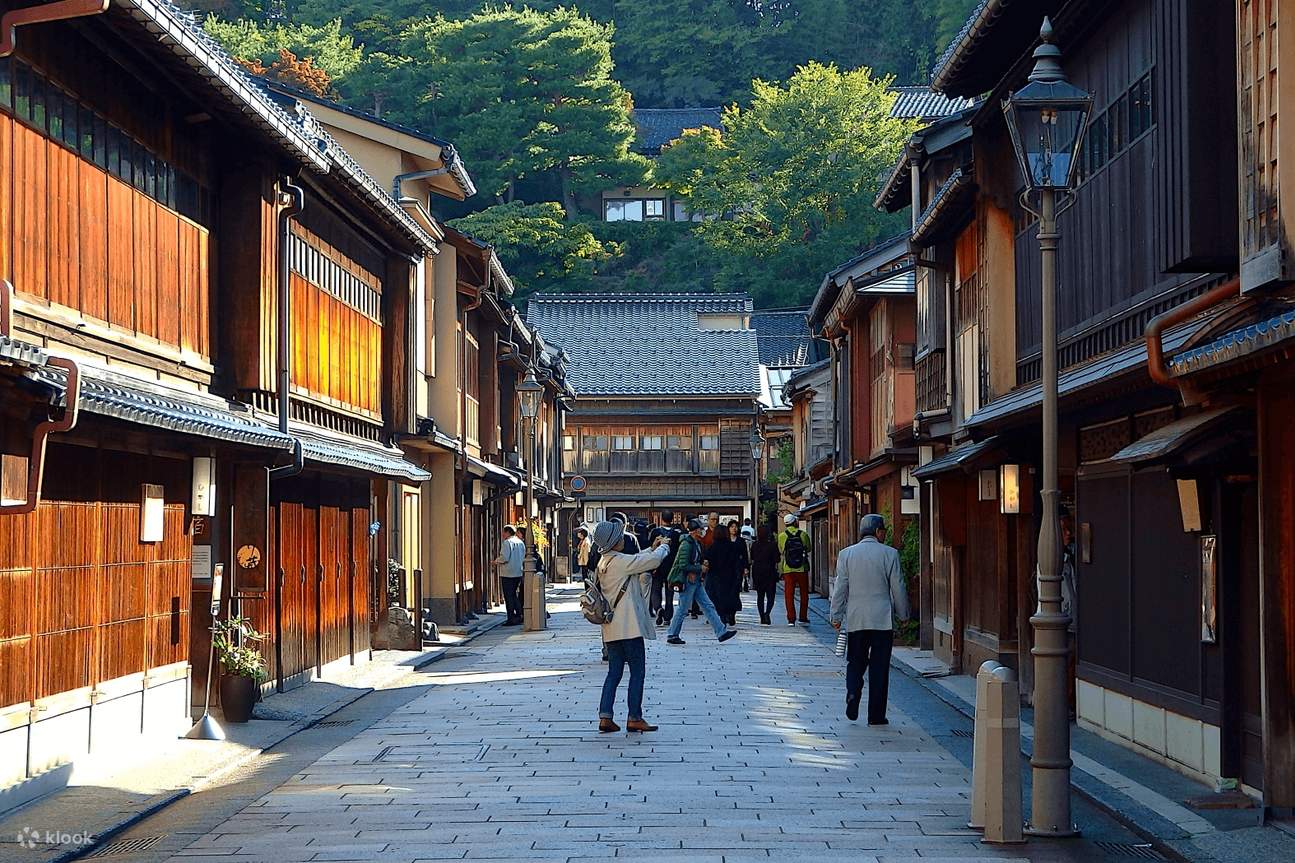 Kanazawa City, Nagamachi, Gyokusen-en, and Higashi Chaya District ...