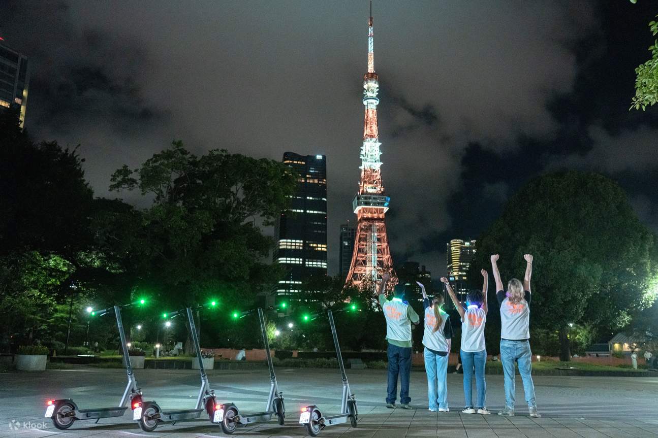 Visite nocturne de Tokyo en scooter électrique avec billet pour l ...