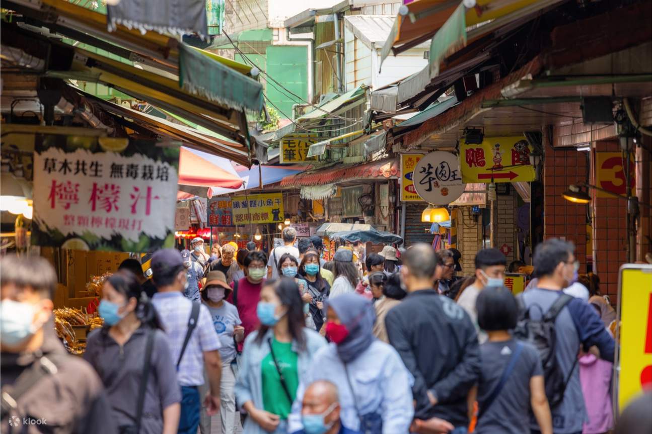 Tiaoshi Coast Bus Stop, Yangmingshan & Jinshan Hot Springs Tour (Hotel ...