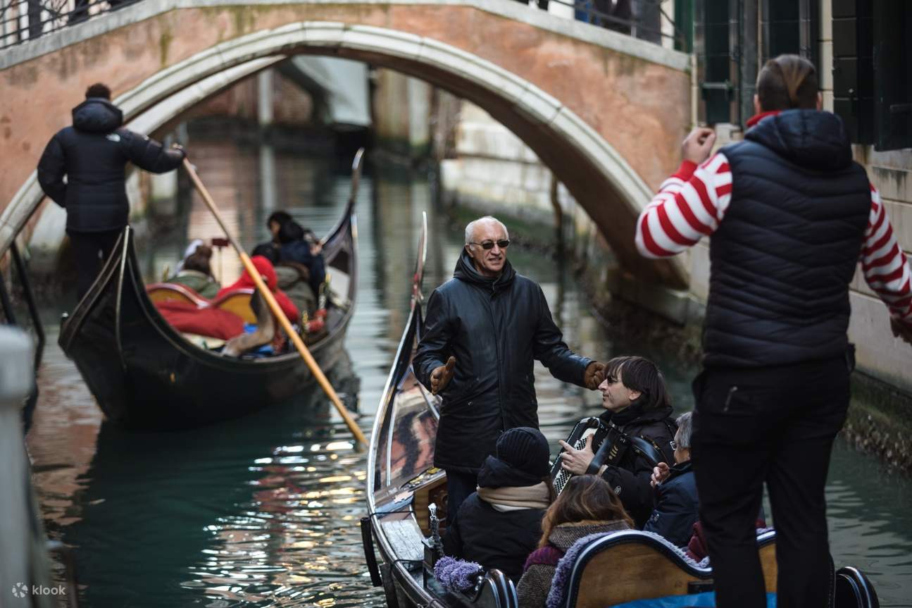 Grand Canal Gondola Ride with Commentary, Music, and Singers in Venice ...
