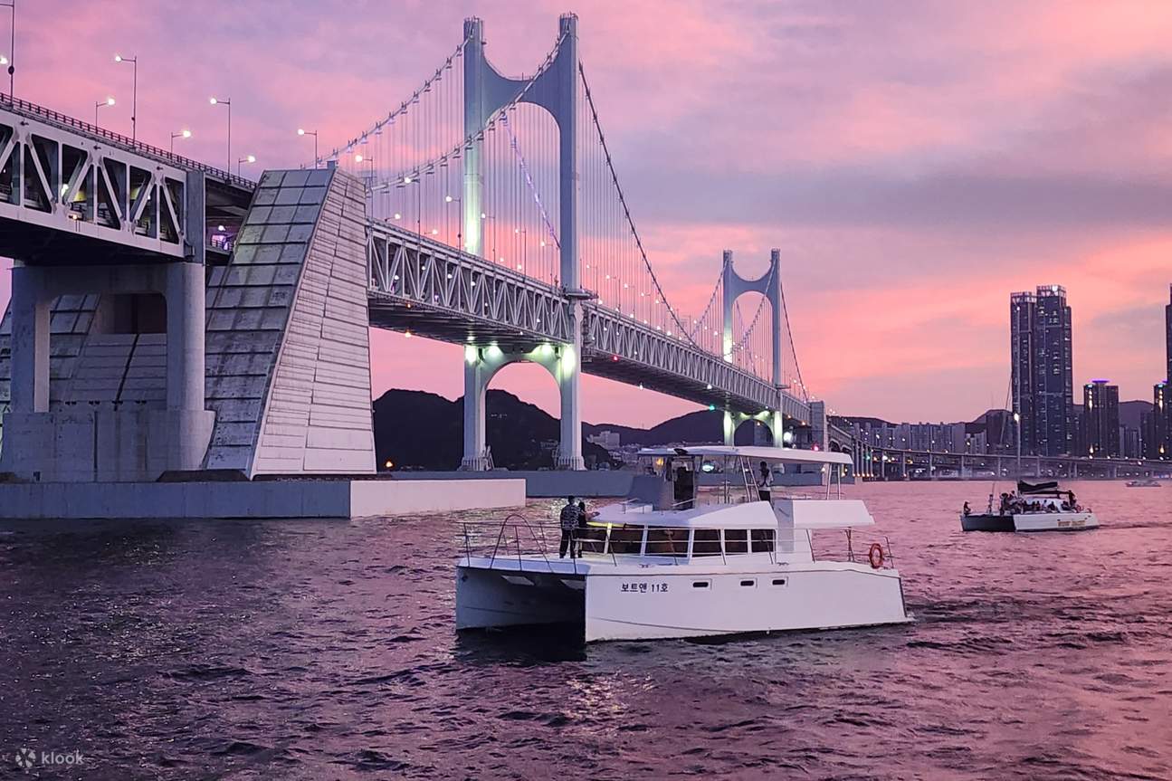 Busan Yacht Tour Bparty - Klook Estados Unidos