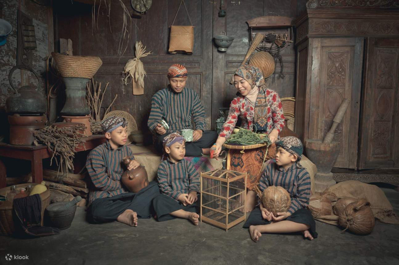 Taman Sari, Yogyakarta Palace and Yogyakarta Traditional Costume ...