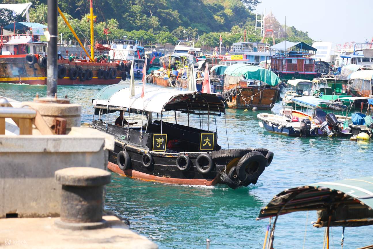Hong Kong Aberdeen Sampan Tour Charter Boat Experience (Taste the famous Aberdeen Sampan Noodles ...