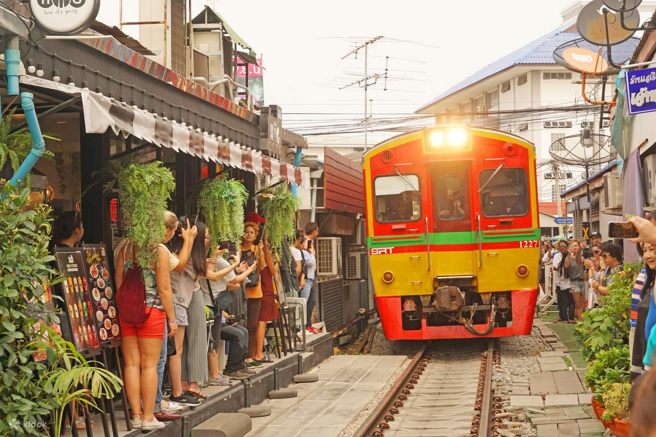 Visita al Gran Palacio, mercado flotante de Damnoen Saduak y mercado ferroviario de Maeklong ...