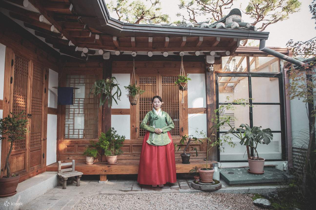 Photoshoot Experience in a Century Old Hanok With Traditional Tea ...