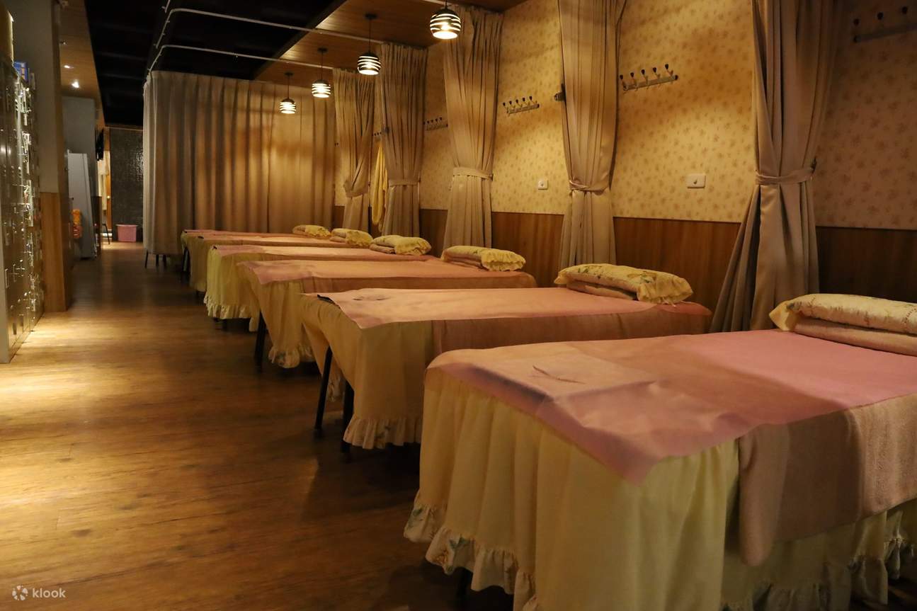 MRT Taipei Main Station Golden Foot and Foot Health Center Reflexology ...