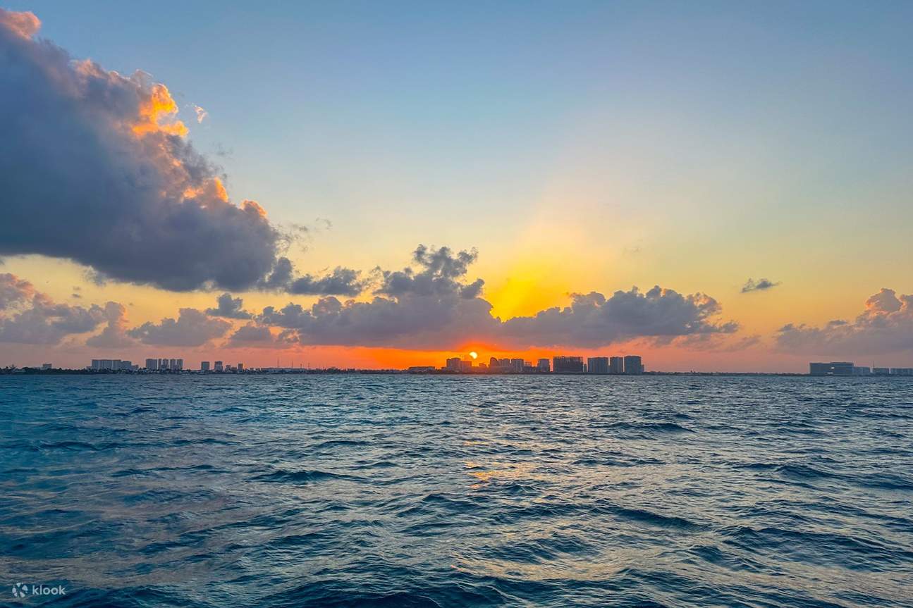 Catamaran Sunset Cruise Dewasa Sahaja dengan Muzik Langsung & Bar ...