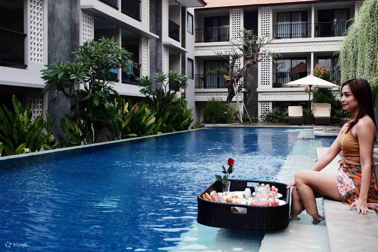ชั้นเรียนทำอาหารและอาหารเช้าลอยน้ำที่ Grand Barong Resort Bali Klook