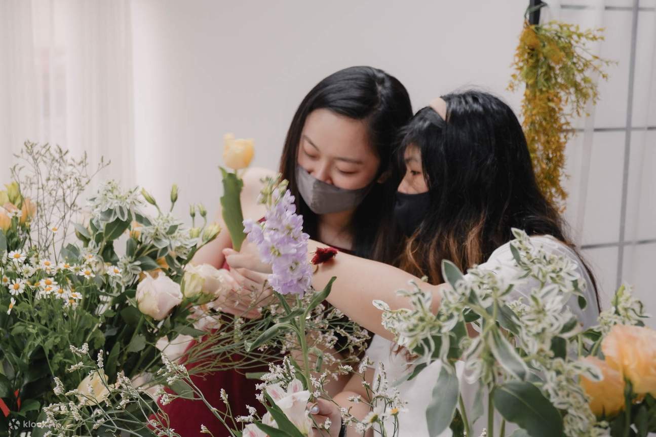 Workshop cắm hoa của The Wallflower Bud - Klook Việt Nam