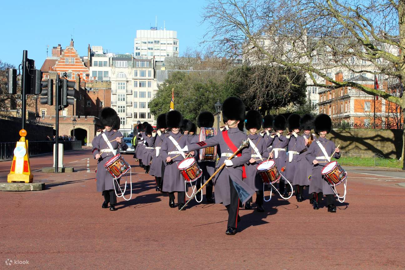 Changing of the Guard Walking Tour in London - Klook Singapore