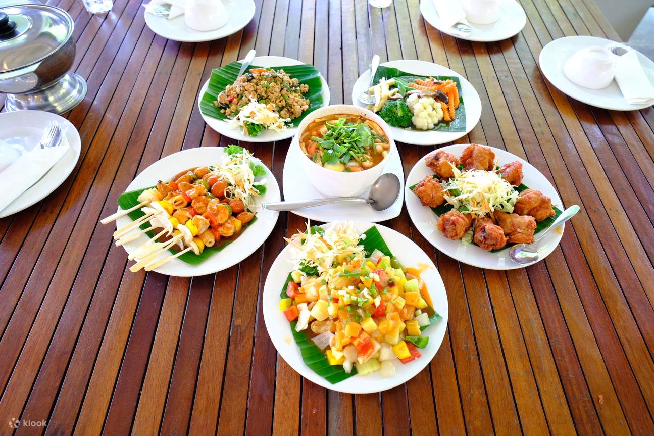 Sertai Dalam Menaiki Bot Tradisional Mewah Persendirian Pulau Coral ...