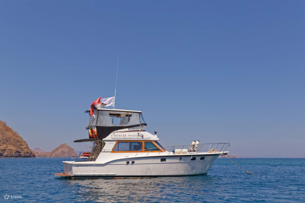 Sunset Cruise dengan Kapal Phinisi atau Yacht di Plataran Menjangan ...