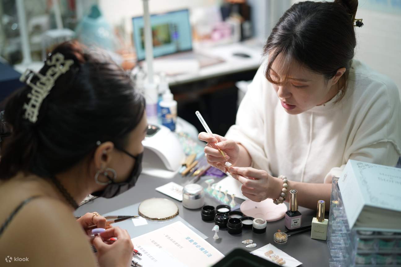New Taipei: Wearing manicure patches DIY experience - Klook
