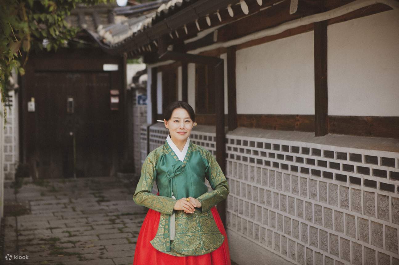 Photoshoot Experience in a Century Old Hanok With Traditional Tea ...
