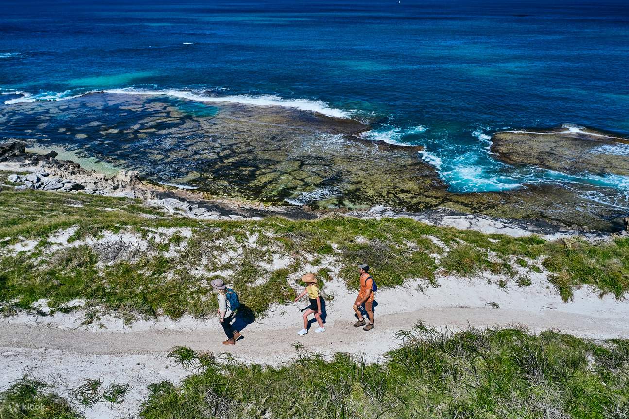 Lakes And Bays Guided Hiking di Pulau Rottnest - Klook Indonesia