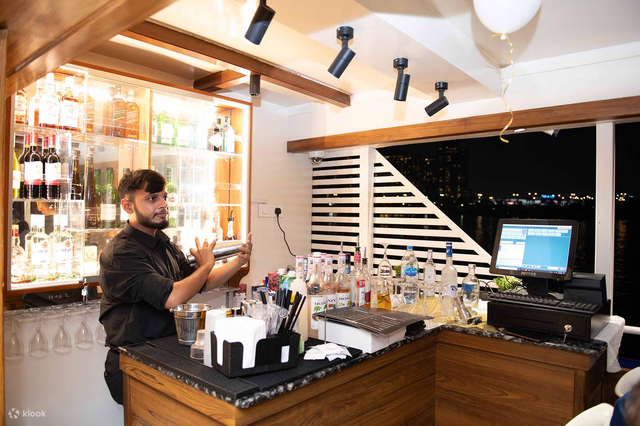 Dubai Marina Dinner Cruise with Live Show, Open Bar & DJ - Klook Philippines