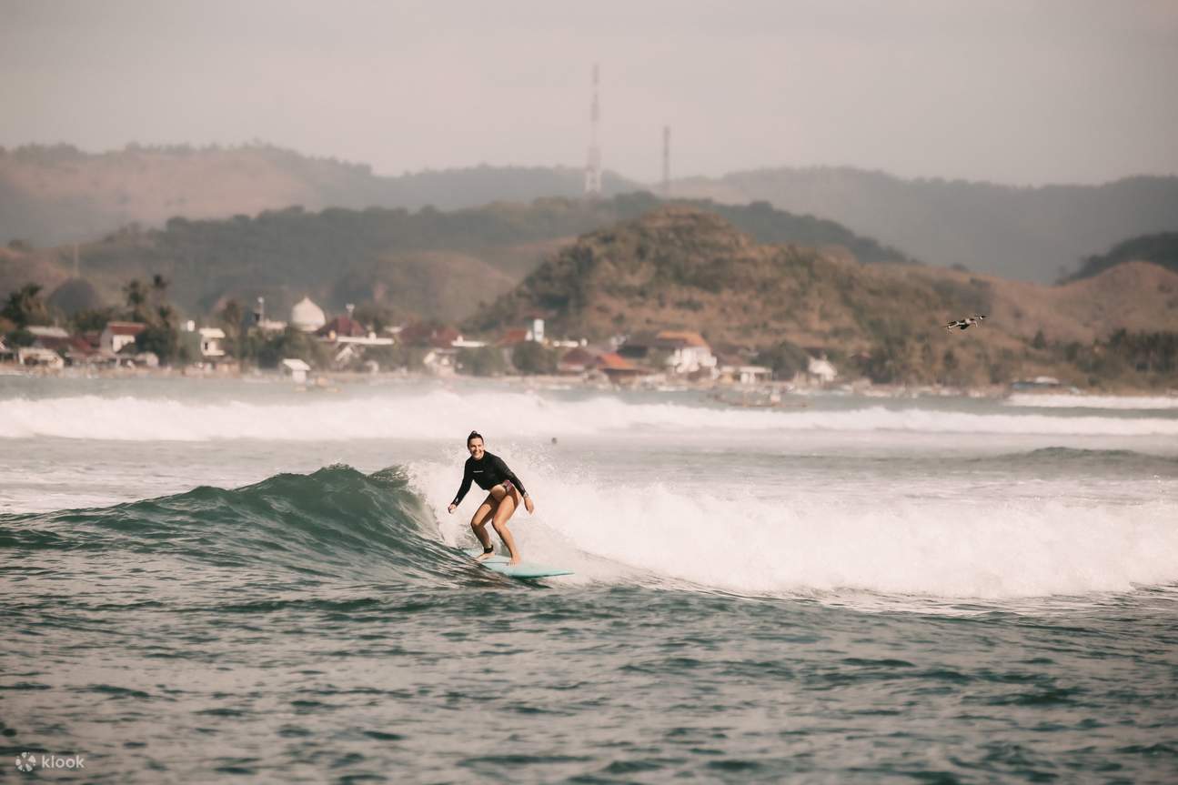 Pelajaran Selancar di Pantai Tanjung Aan Lombok oleh Nuna Surf School ...