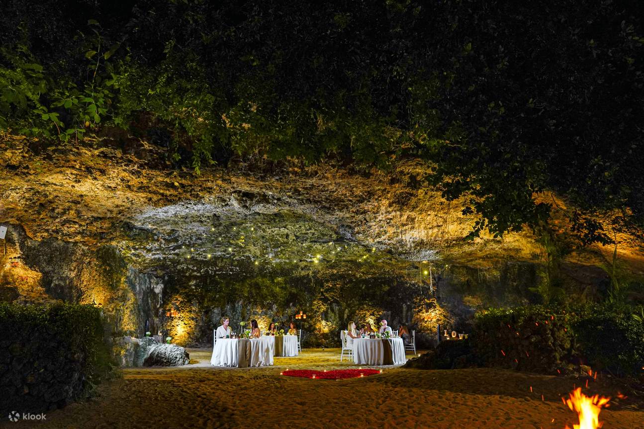 Experiencia de cena en la cueva de la playa de Samabe en Nusa Dua Bali ...