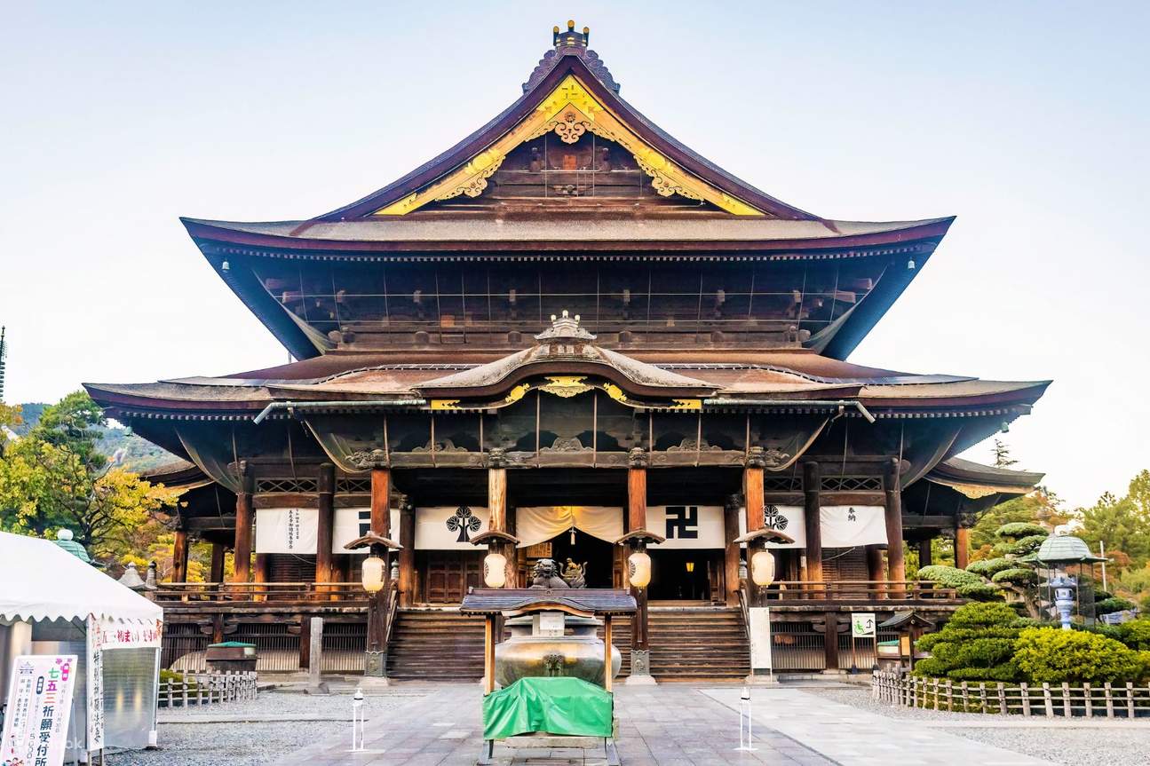 Nagano: Iiyama Snow House Village & Jigokudani Snow Monkey Park ...