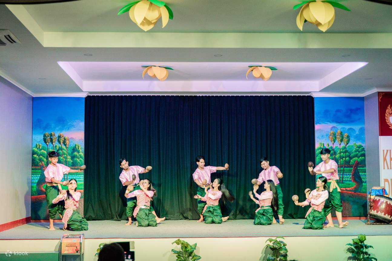 Dîner buffet avec spectacle traditionnel khmer au restaurant Amazon ...