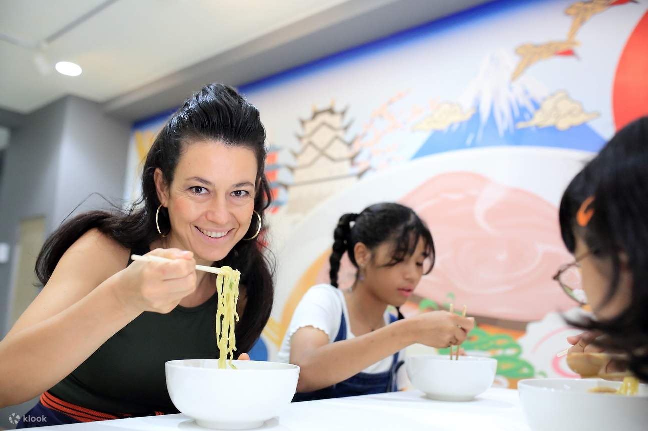 Pembuatan Ramen di dekat Osaka Castle dengan Cenderamata - Klook Indonesia