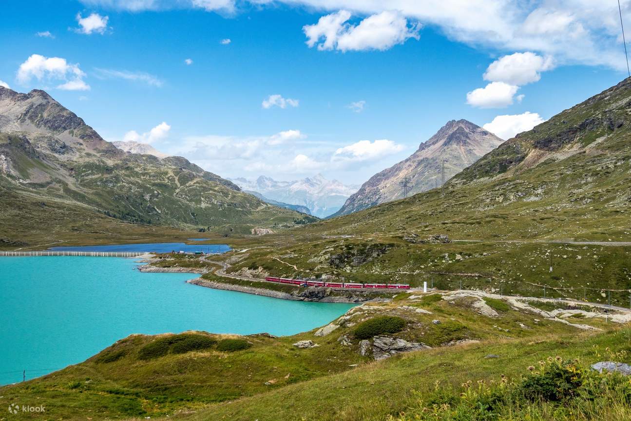 Moritz dan Pegunungan Alpen Swiss dengan Kereta Merah Bernina dari ...