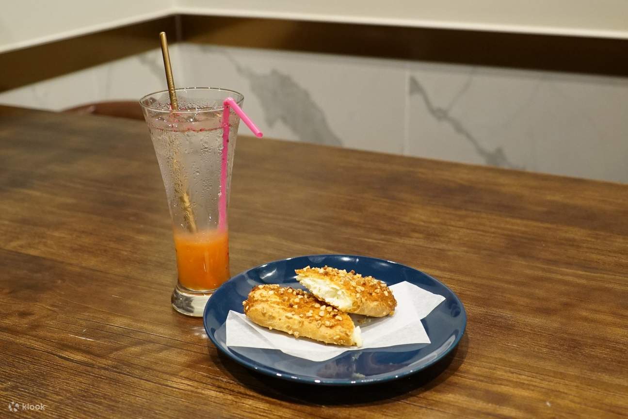 Original Cream Cheese CRUNBAR dan Cheese Cake di Luna Cafe di Sheung ...