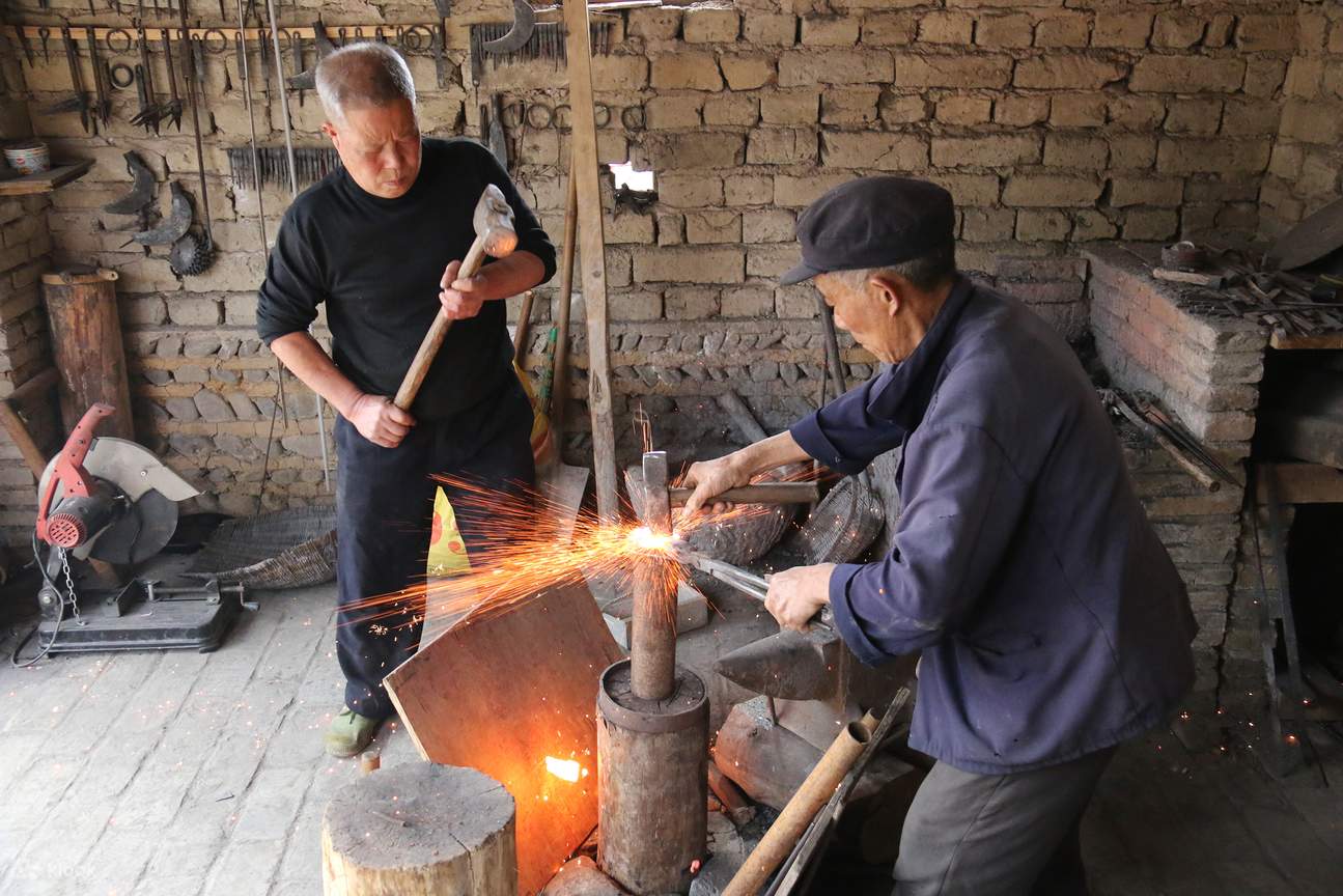 Guilin Reed Flute Cave, Dongli Ancient Village, and Yaoshan Cable Car ...