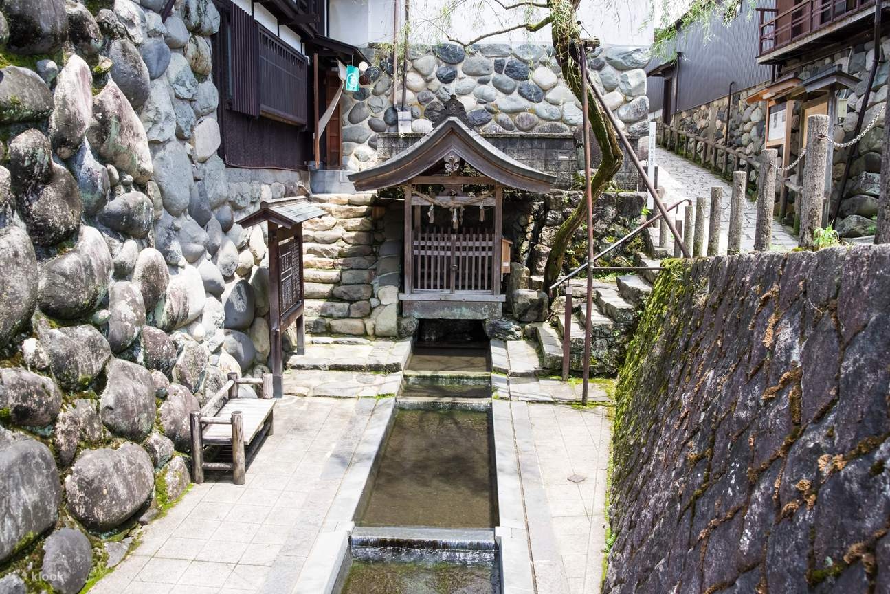 A one-day trip to Shirakawago to visit Gujo Hachiman and Hida Takayama (departing from Nagoya ...