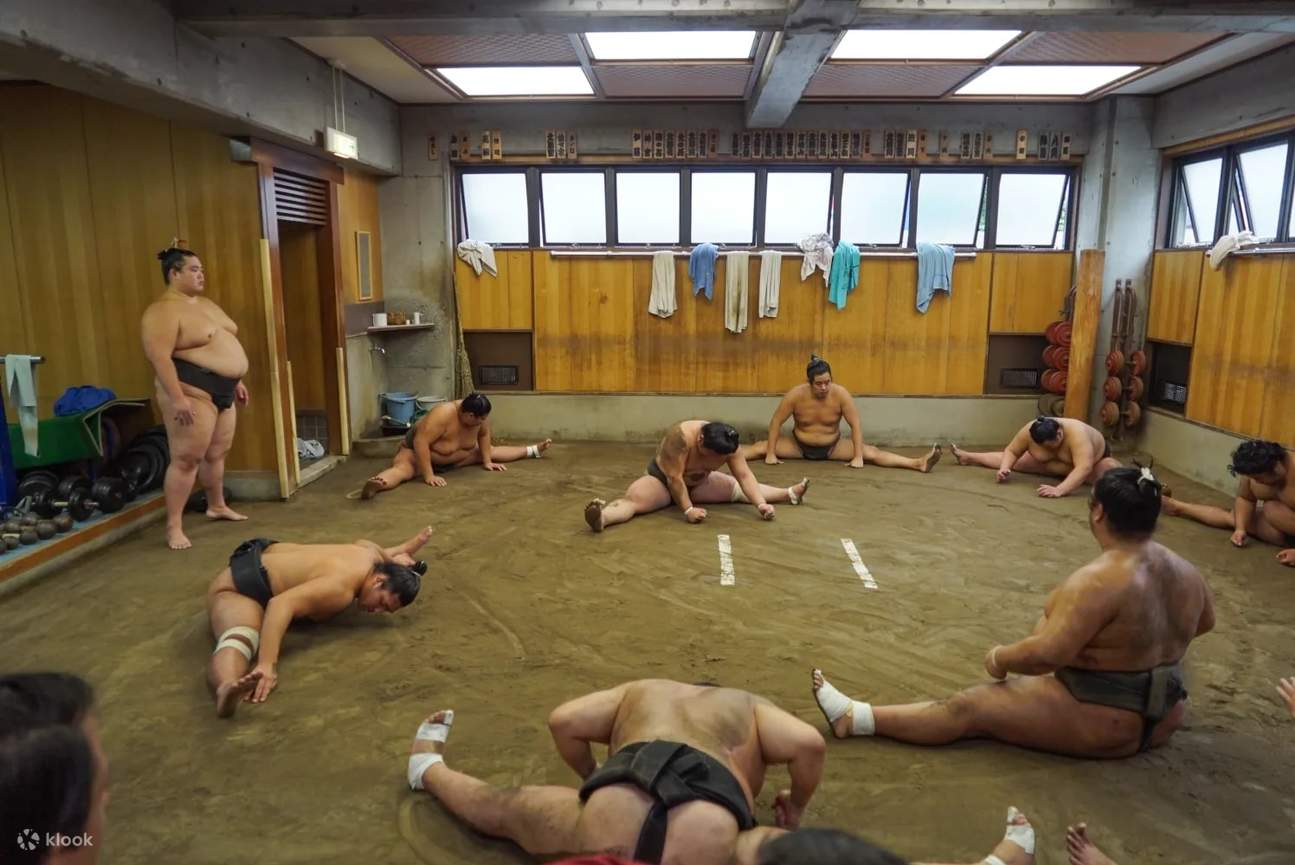 Tour della città di Tokyo per assistere all'allenamento mattutino di ...