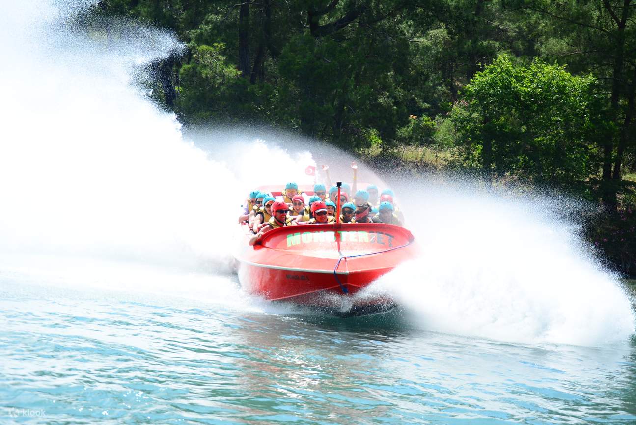 Excursion en tyrolienne, en jetboat et en safari avec panier-repas en ...