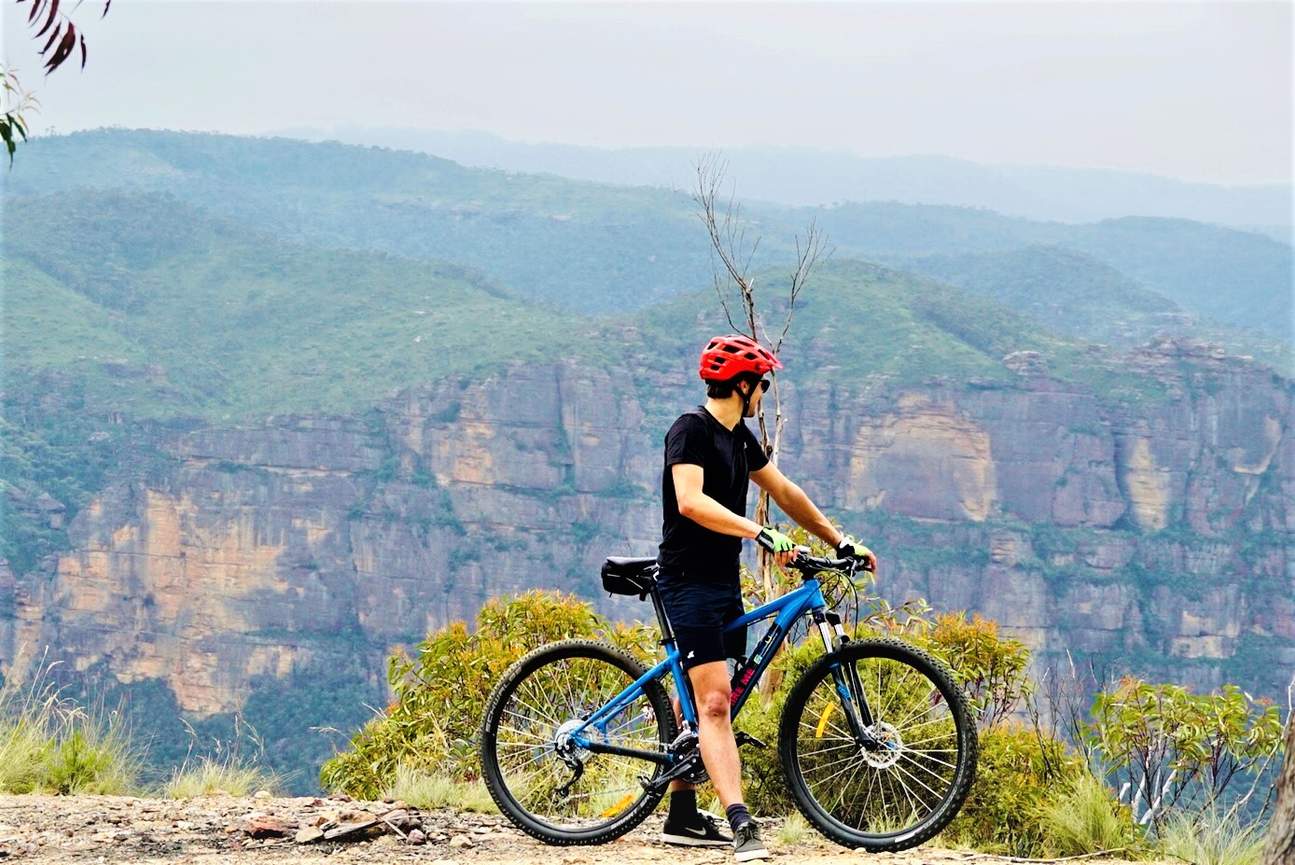 Naik Sepeda E-bike atau Sepeda Standar Mandiri di Hanging Rock di Blue ...