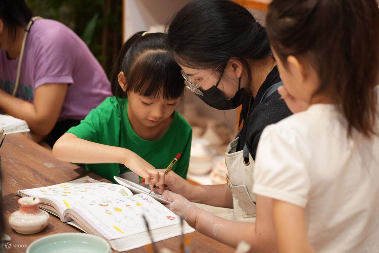 Lokakarya Seni Lukis Tembikar Studio Keramik Taoz - Klook Indonesia
